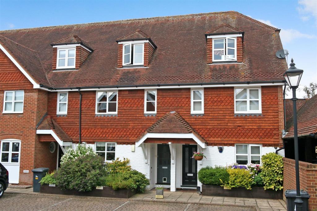 Manor Court, Radlett WD7 3 bed terraced house - £2,950 pcm (£681 pw)
