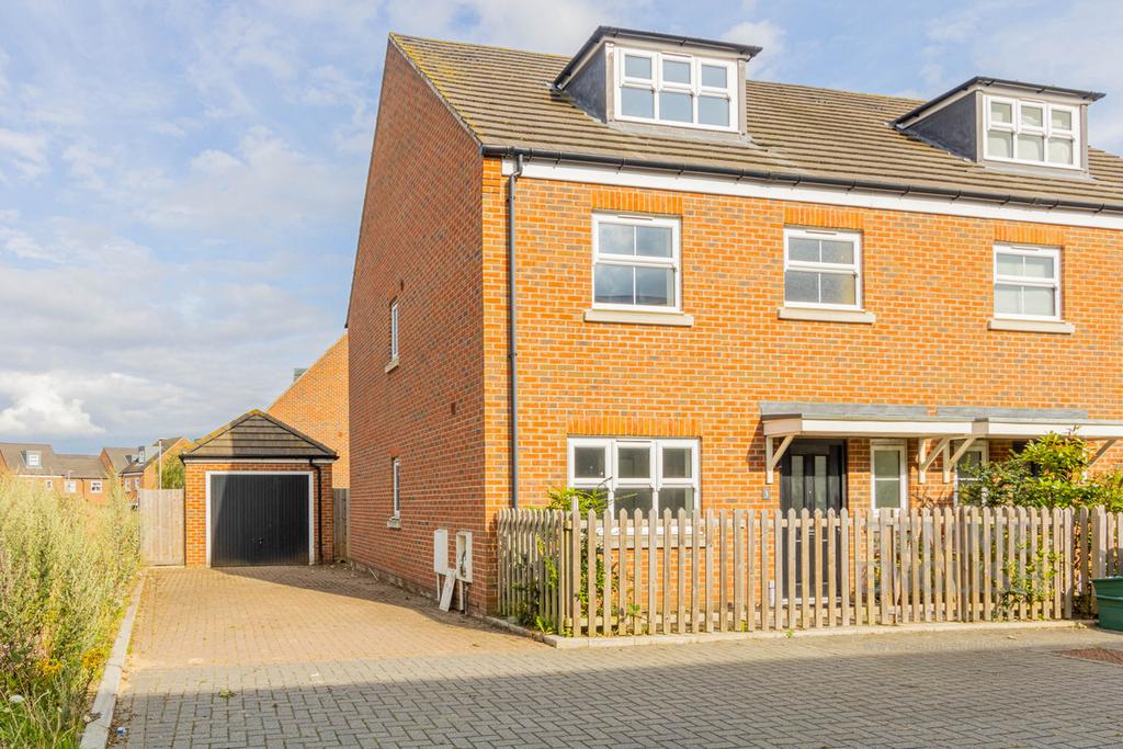 Dove Court, Stanway, CO3 4 bed townhouse - £375,000