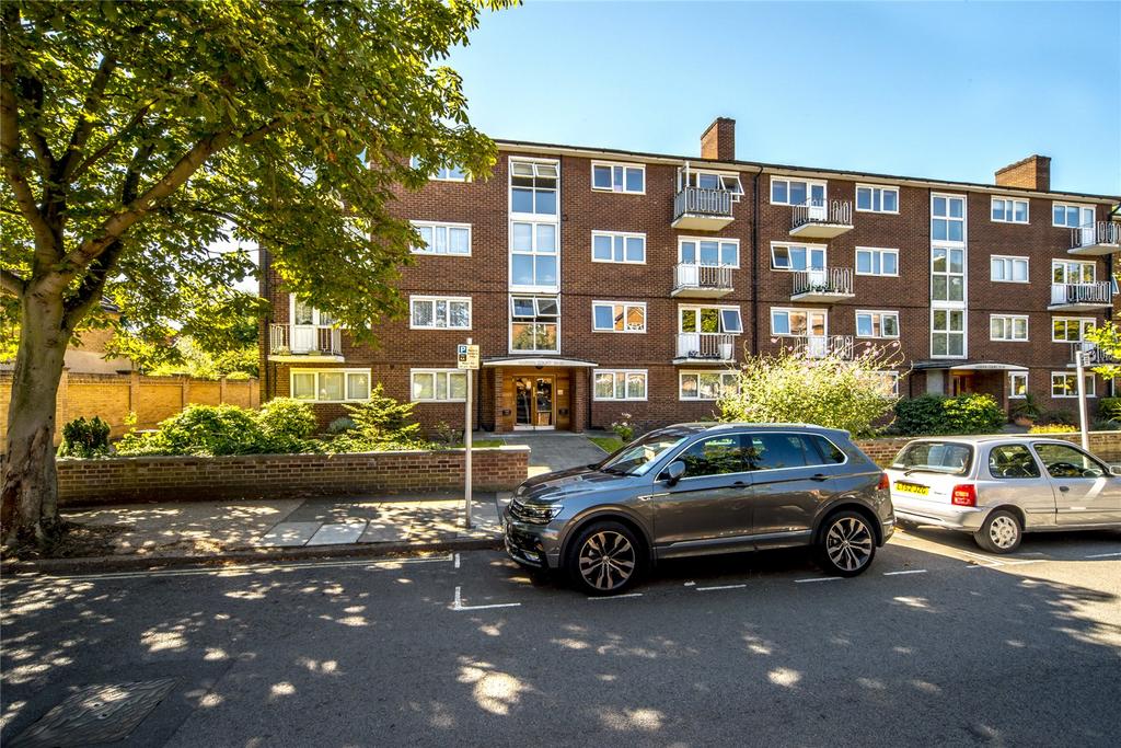Kew Road, Richmond, TW9 3 bed apartment - £2,500 pcm (£577 pw)
