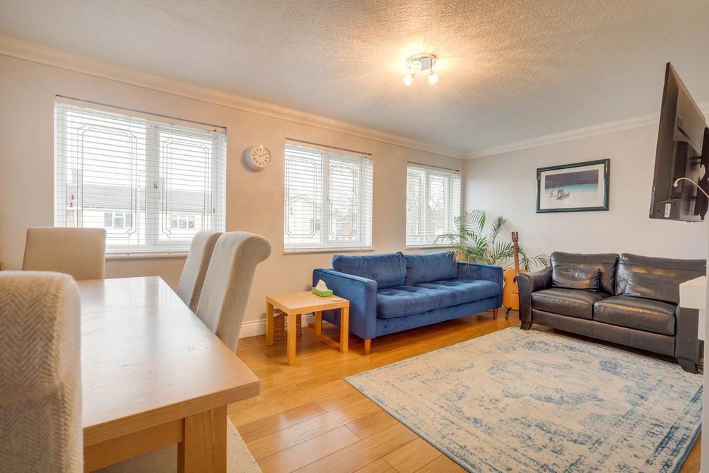 Landermere, Basildon SS14 3 bed maisonette - £1,400 pcm (£323 pw)