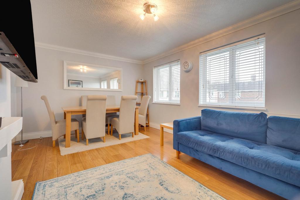 Landermere, Basildon SS14 3 bed maisonette - £1,400 pcm (£323 pw)