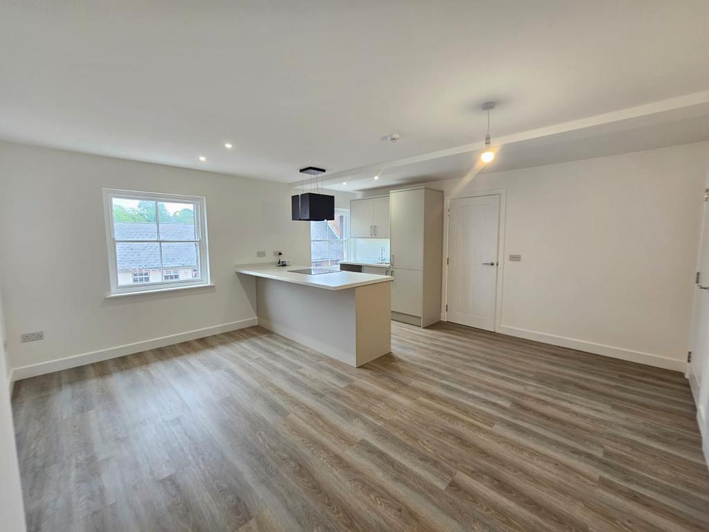 Globe Court, Newcastle Street, ST15 8JG 1 bed flat - £750 pcm (£173 pw)