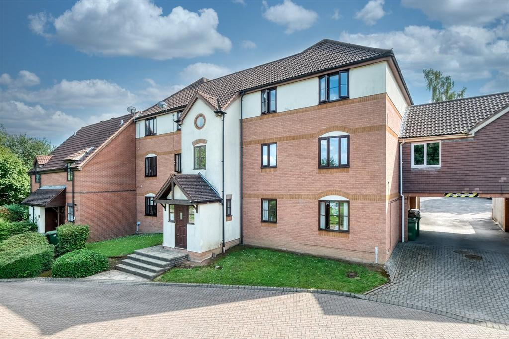 Nine Acres Green, Lyppard Bourne... 2 bed flat - £135,000