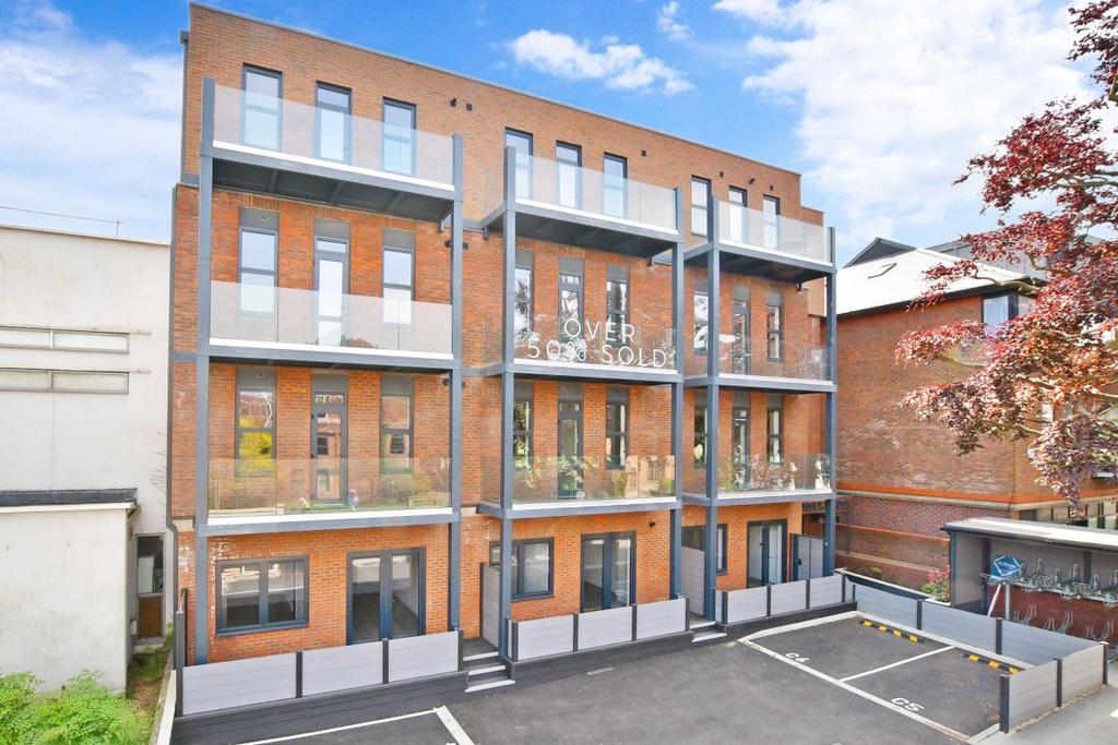 North Street Horsham RH12 1 bed apartment - £1,325 pcm (£306 pw)