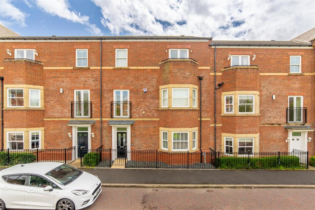 Featherstone Grove, Great Park... 5 bed terraced house - £425,000