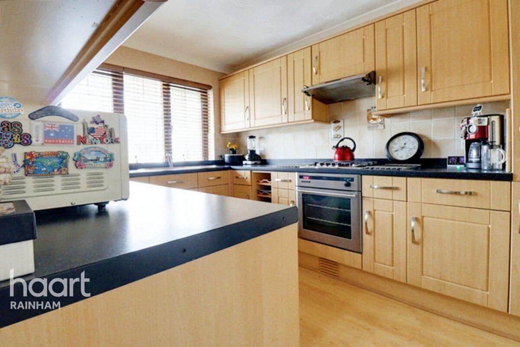 Fairview Avenue, Rainham, RM13 9RL 3 bed semi-detached house - £475,000