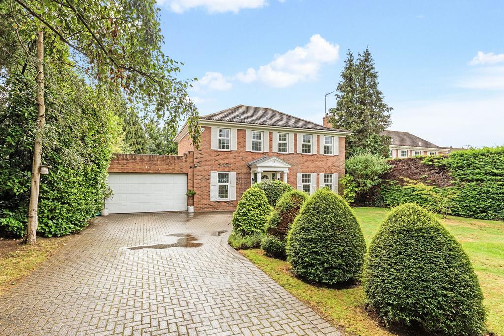 Pine Walk, Cobham, KT11 4 bed detached house - £1,750,000