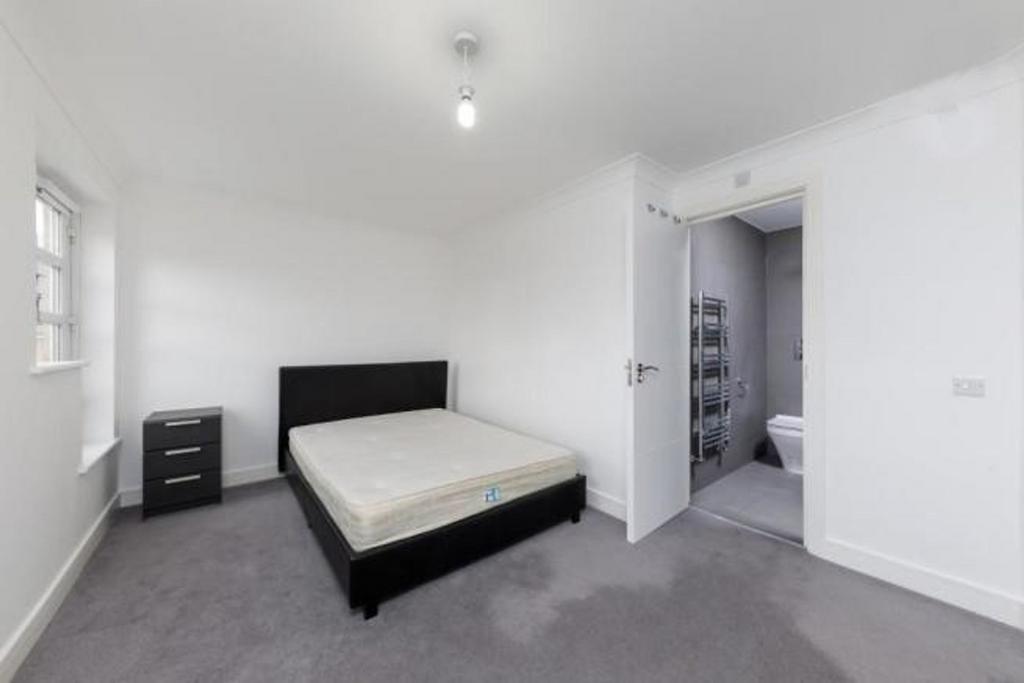 32 Vallance Road, London, E1 2 bed apartment - £2,250 pcm (£519 pw)