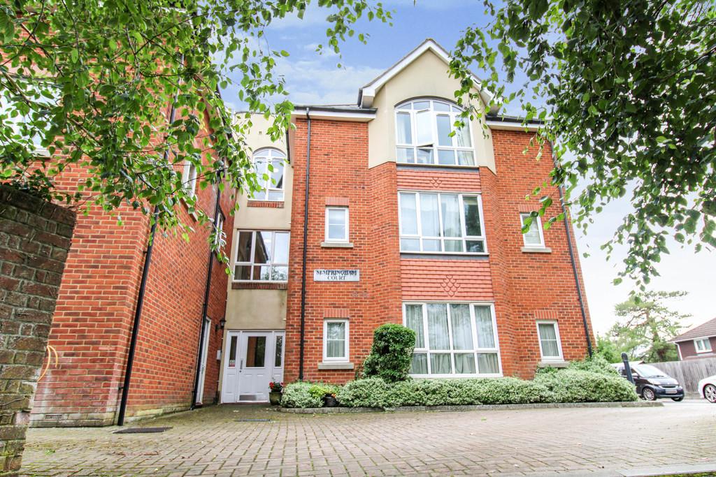 Sempringham Court, Salisbury Road, Marlborough 2 bed apartment - £1,200 ...