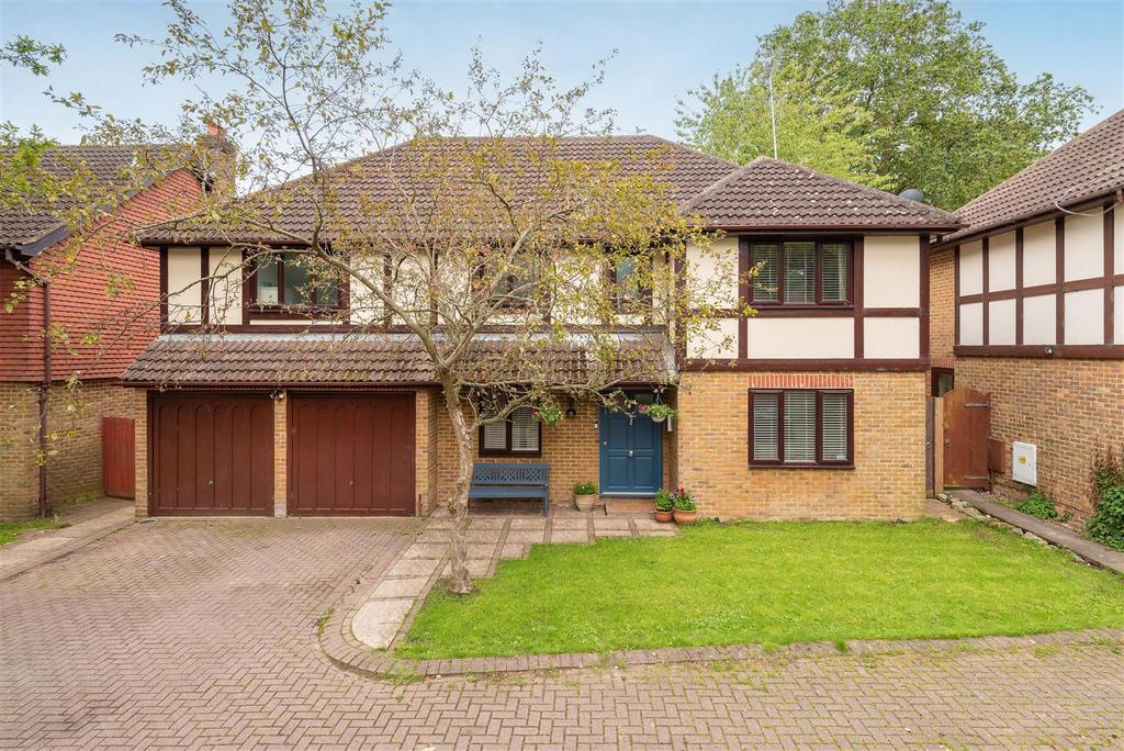 Manor Park Drive, Finchampstead 4 bed detached house - £960,000