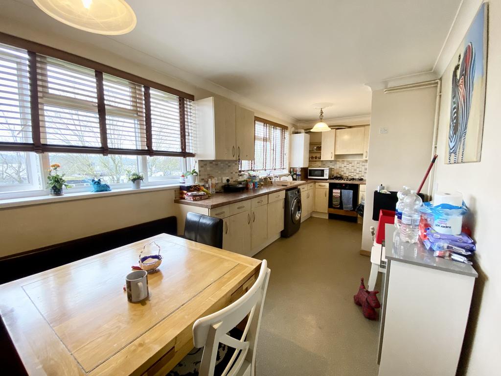 Longcroft Rise, Loughton IG10 3 bed flat to rent - £1,700 pcm (£392 pw)
