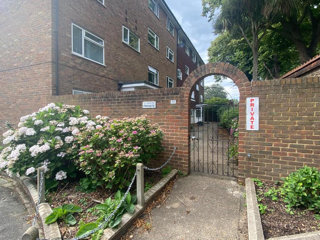 Beacon Grove, Carshalton 2 bed maisonette for sale - £350,000