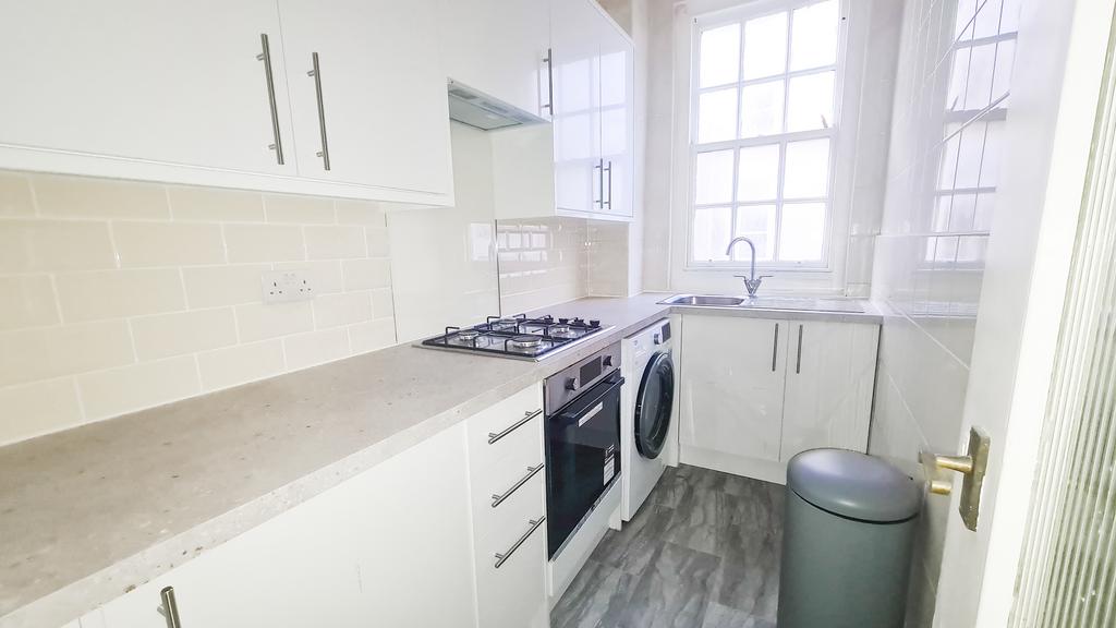 Kings Road, Brighton BN1 Studio - £1,200 pcm (£277 pw)