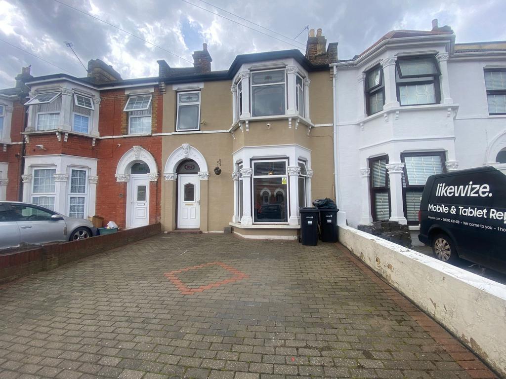 Kingswood Road Ilford IG3 8UB 3 bed terraced house - £2,650 pcm (£612 pw)