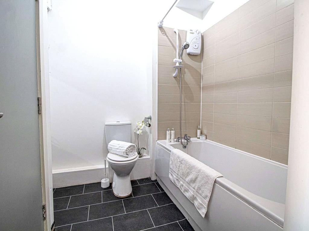 Atlas Court, 75 Heald Grove... 3 bed flat - £542 pcm (£125 pw)