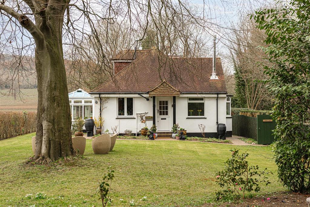 Denbies Drive, Dorking - ALL BILLS... 3 bed detached house - £3,000 pcm ...