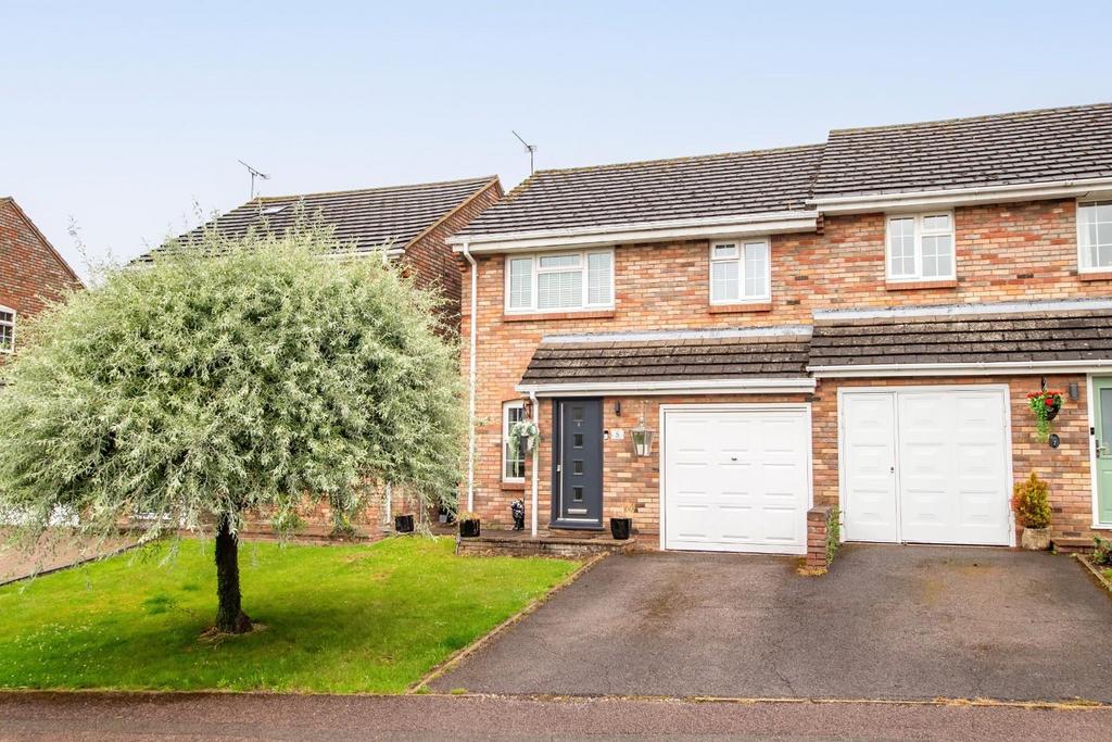 Hunters Close, Tring 3 bed semi-detached house - £475,000
