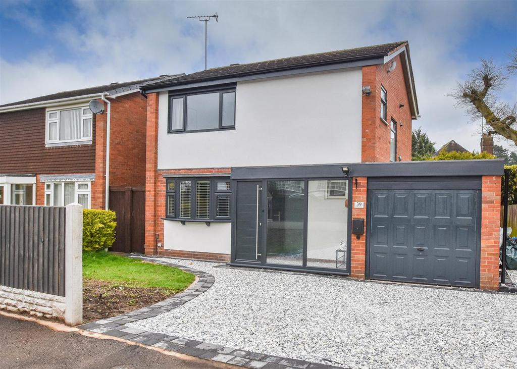 39 York Gardens, Finchfield... 3 bed detached house - £1,250 pcm (£288 pw)