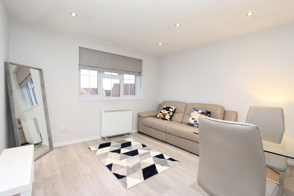 Dudley Close, Grays, RM16 1 bed flat - £195,000