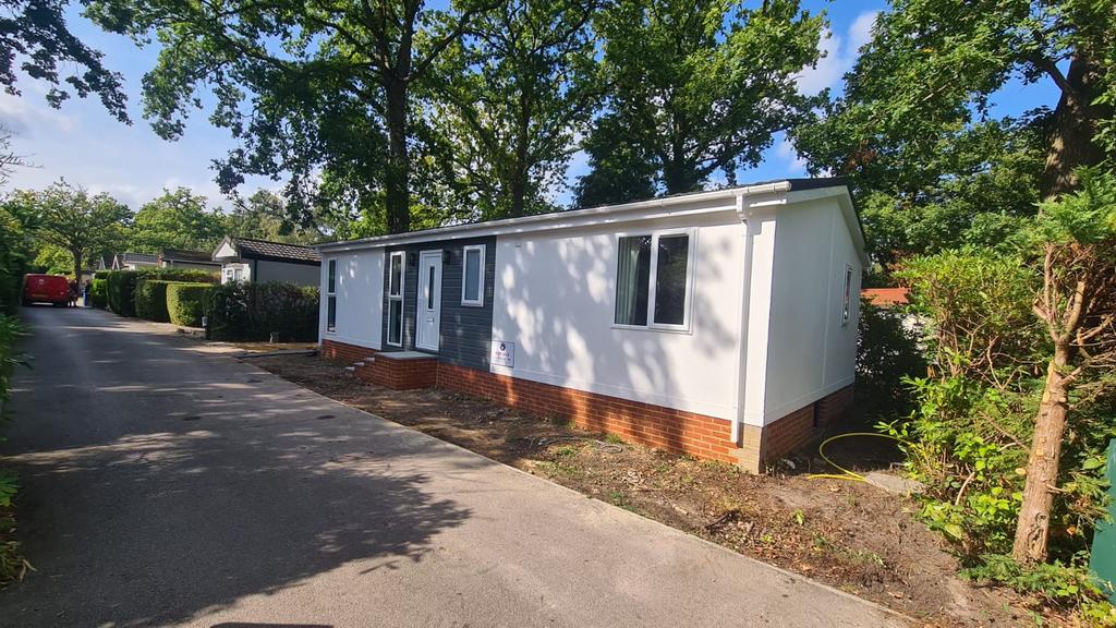 Chertsey, Surrey, KT16 2 bed park home for sale - £279,995