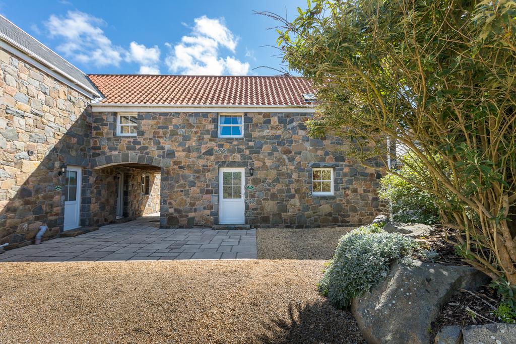 Route De Pleinmont, Torteval, Guernsey 2 bed cottage - £2,150 pcm (£496 pw)