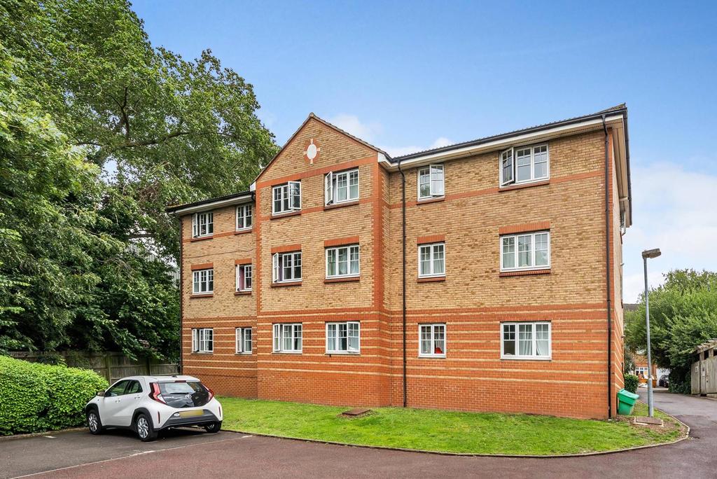 Firethorn Close, Edgware, HA8 2 bed flat - £1,750 pcm (£404 pw)