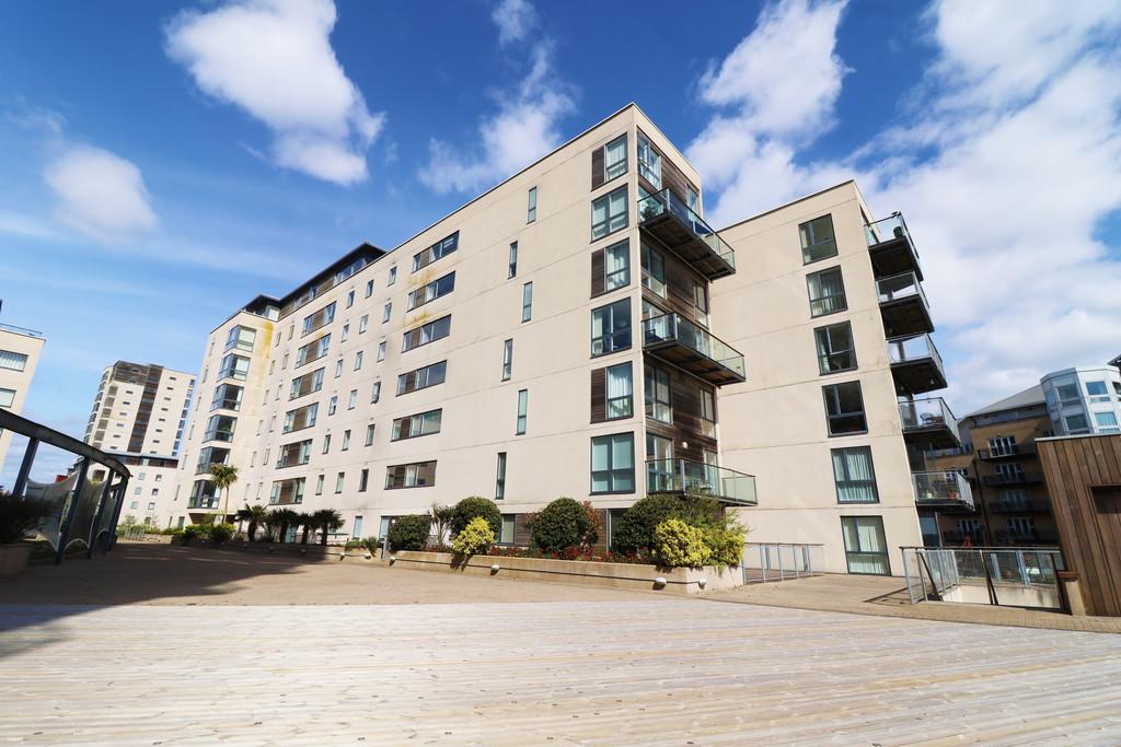 Maia House, Celestia, Cardiff Bay 2 bed apartment to rent - £1,250 pcm ...