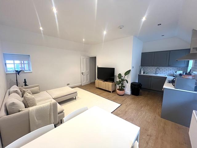 Grand Avenue, Hove BN3 2LF 2 bed apartment - £1,795 pcm (£414 pw)