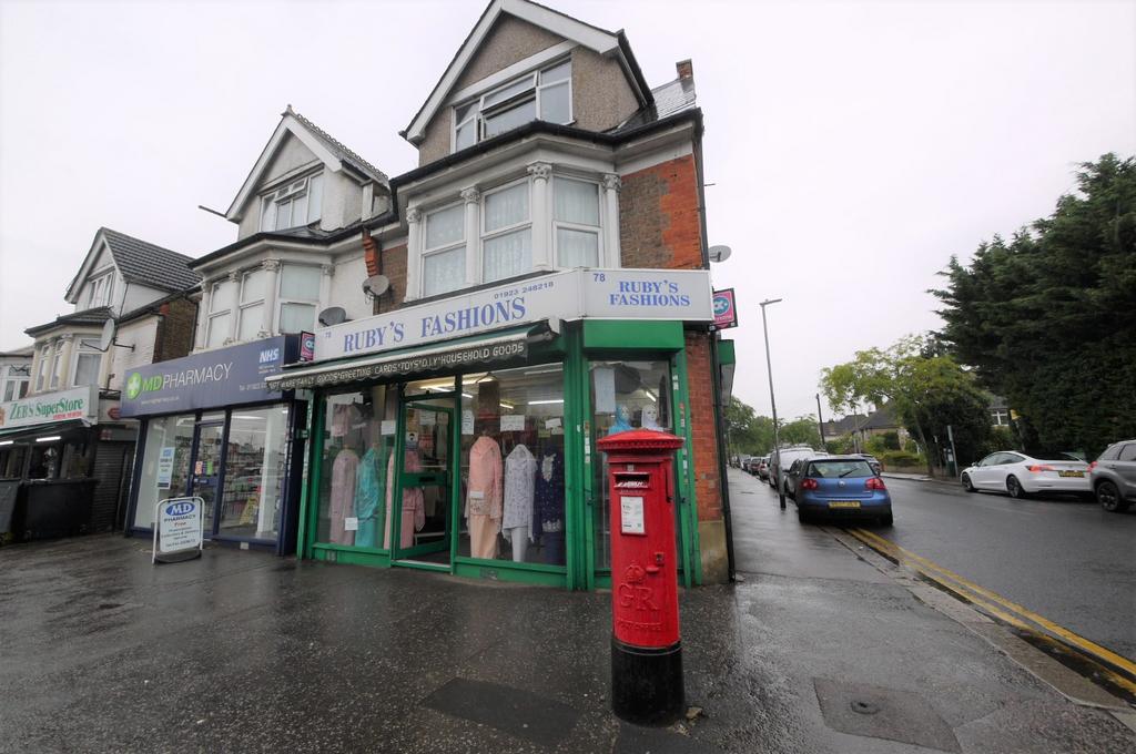 Whippendell Road, Watford... Shop - £1,542 pcm (£356 pw)