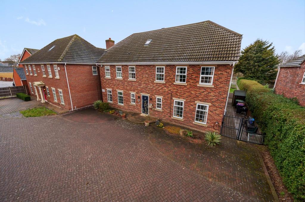 Newark Road, North Hykeham, Lincoln... 6 bed detached house - £600,000