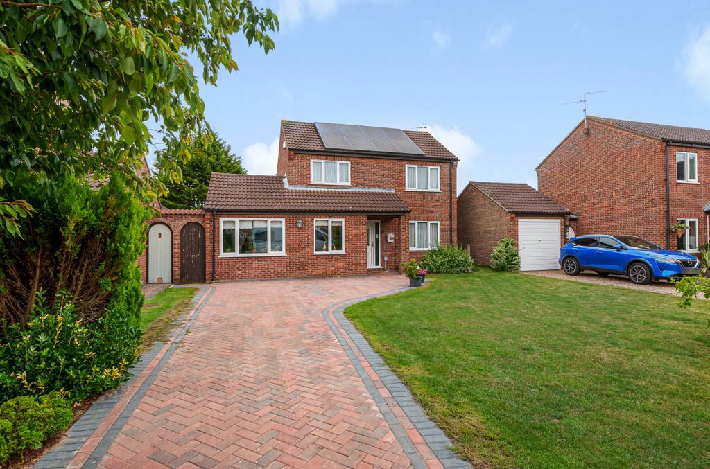 Larch Way, Sleaford, Lincolnshire, NG34 3 bed detached house - £289,950