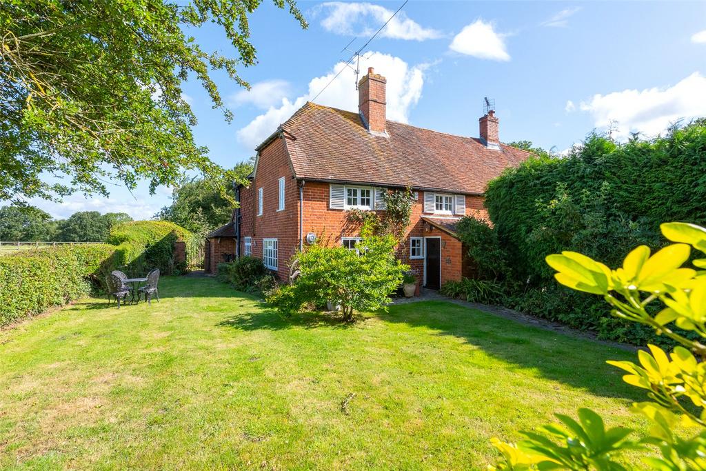 Ford Lane, Hook RG27 2 bed semi-detached house - £695,000