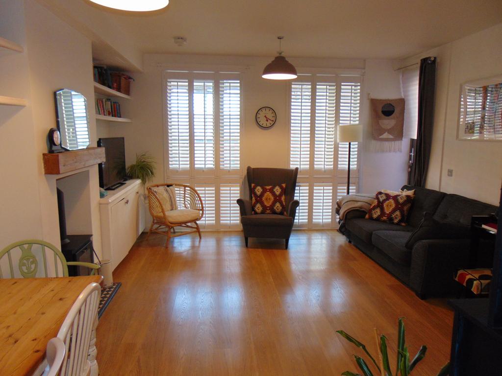 Canning Town, 99 Barking Road... 2 bed flat - £450,000