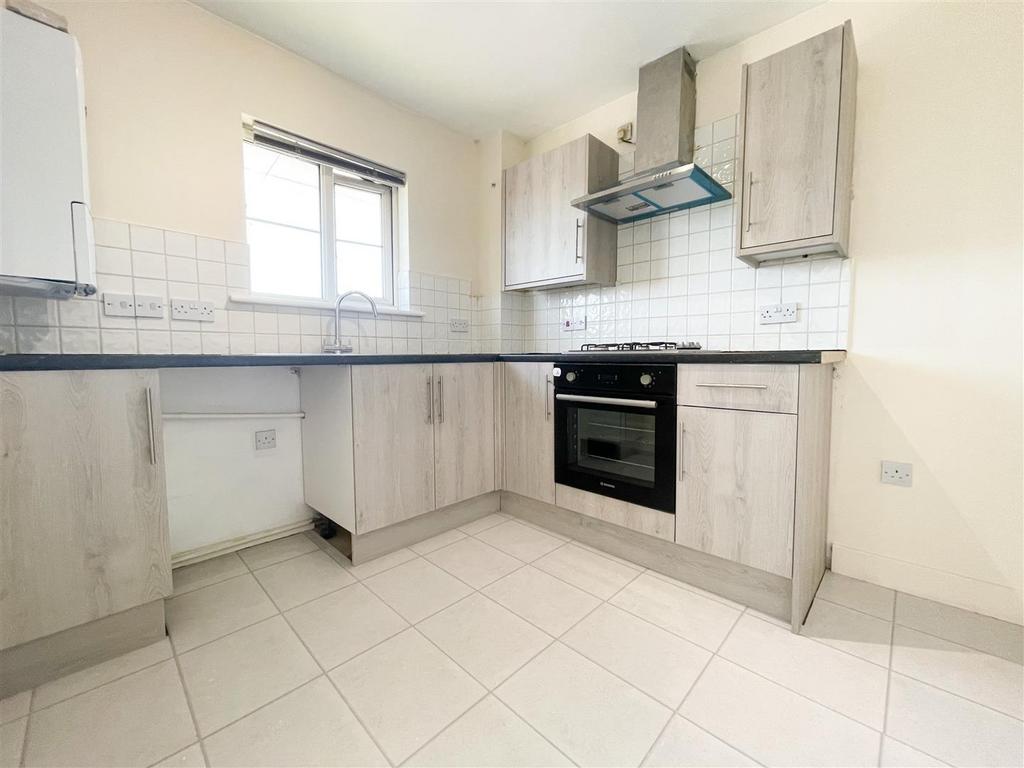 Gower Place, Fleming Road, Chafford... 2 bed flat - £1,325 pcm (£306 pw)