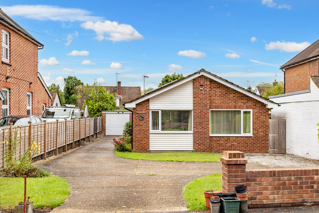 Povey Cross Road, Horley, Surrey, RH6 3 bed bungalow for sale - £600,000