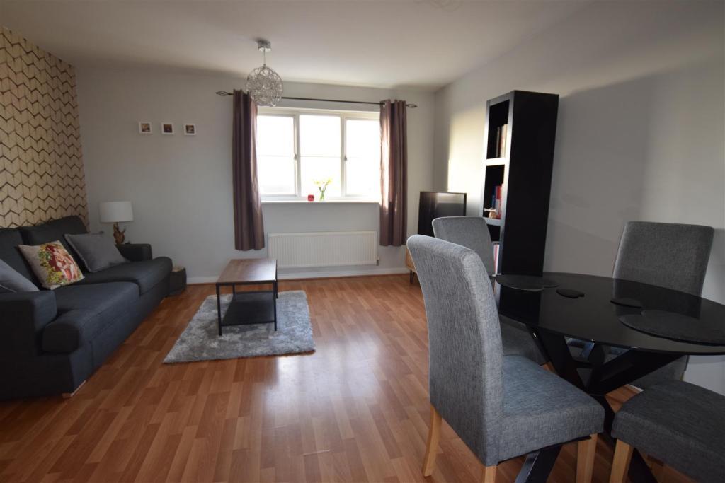 Madeleine Court, Madeline Close... 2 bed flat - £1,695 pcm (£391 pw)