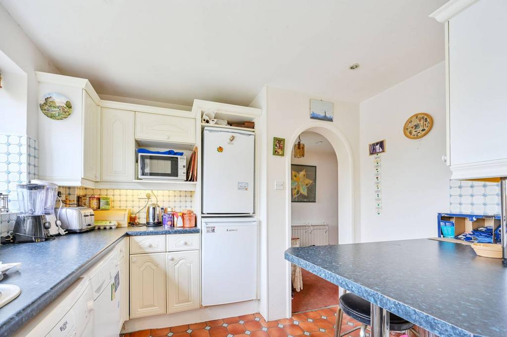 Howard Ridge, Guildford, GU4 2 bed flat - £375,000