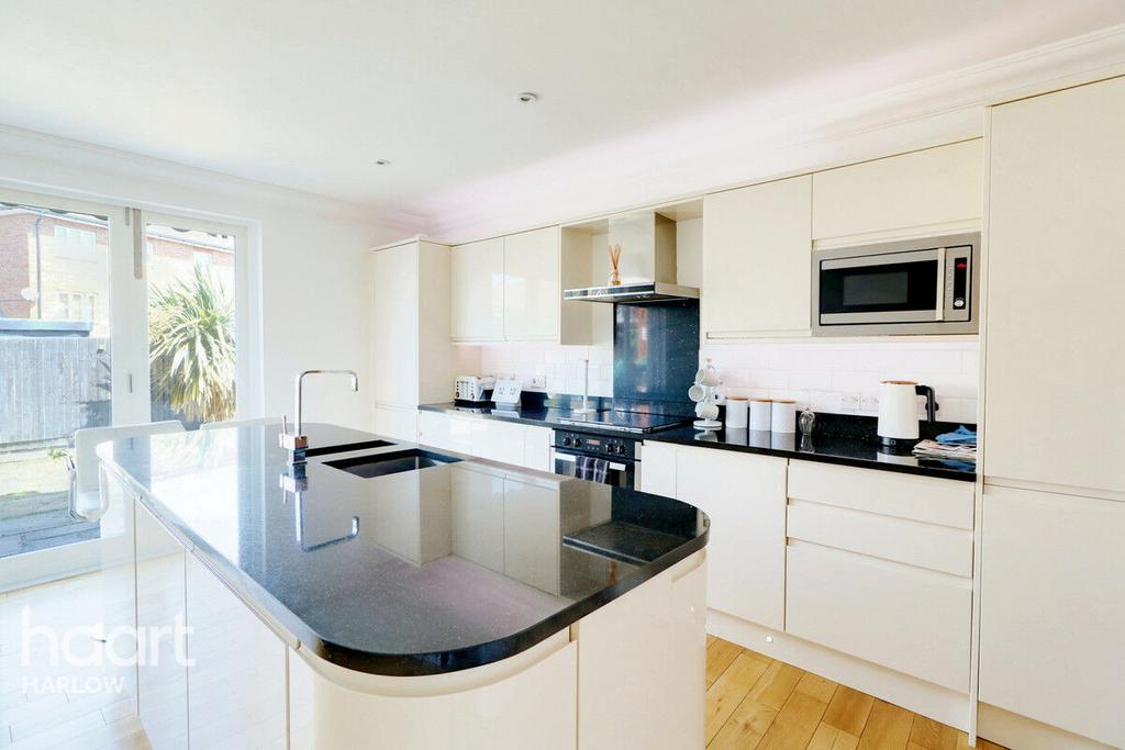 Harlow Common, Harlow 4 bed barn conversion - £800,000