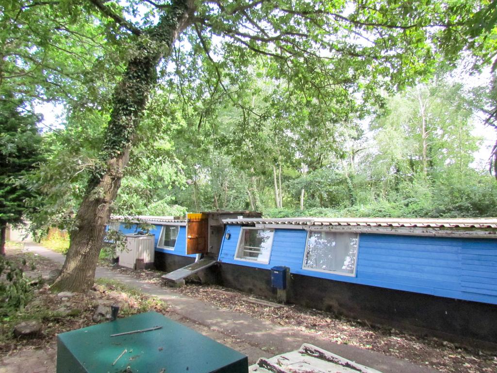 Scotland Bridge Lock, New Haw KT15 2 bed houseboat for sale - £155,000