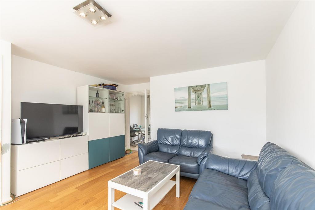 Downsview Crescent Uckfield 3 Bed Terraced House £330 000