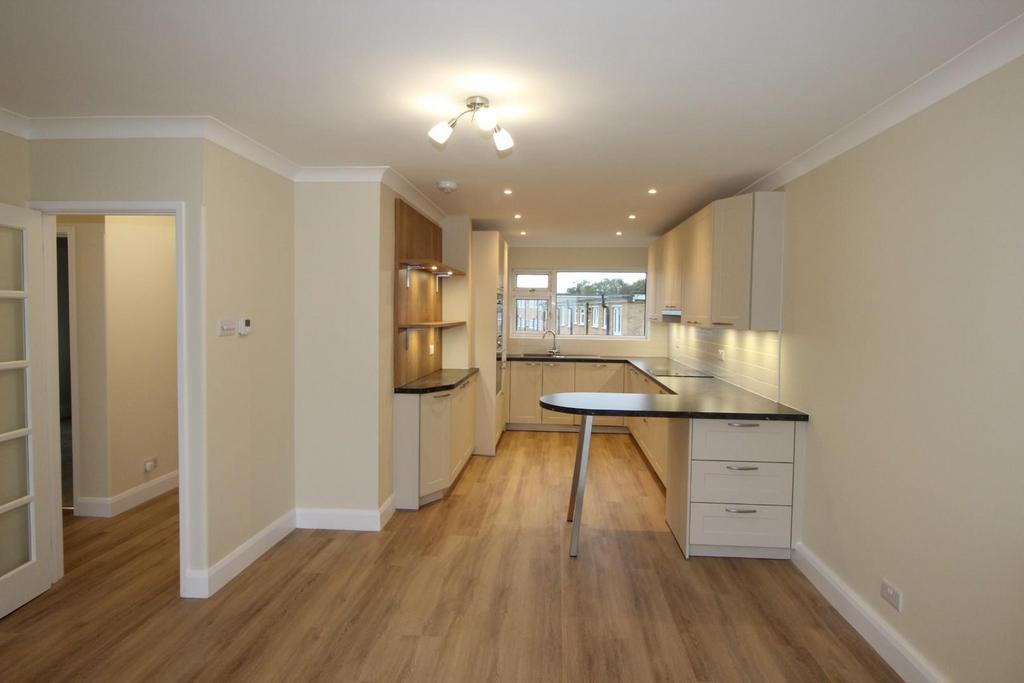 Wharncliffe Road, Highcliffe... 2 bed flat - £1,400 pcm (£323 pw)