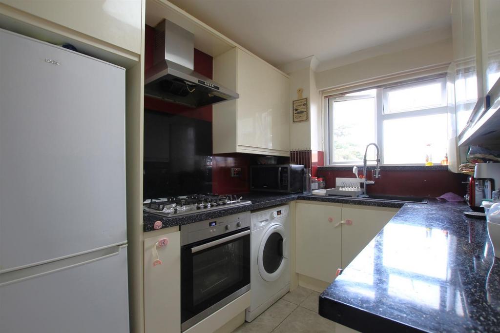Ringway, Southall UB2 2 bed apartment - £1,700 pcm (£392 pw)