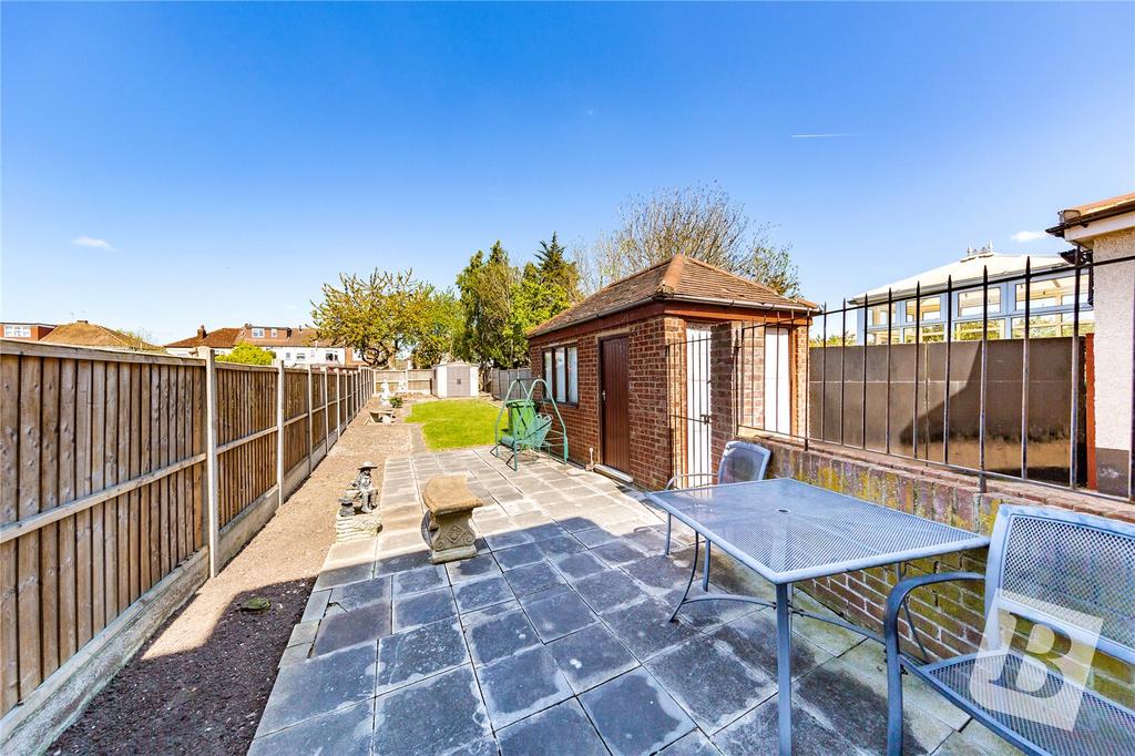 Carlton Road, Gidea Park, RM2 3 bed end of terrace house for sale - £ ...
