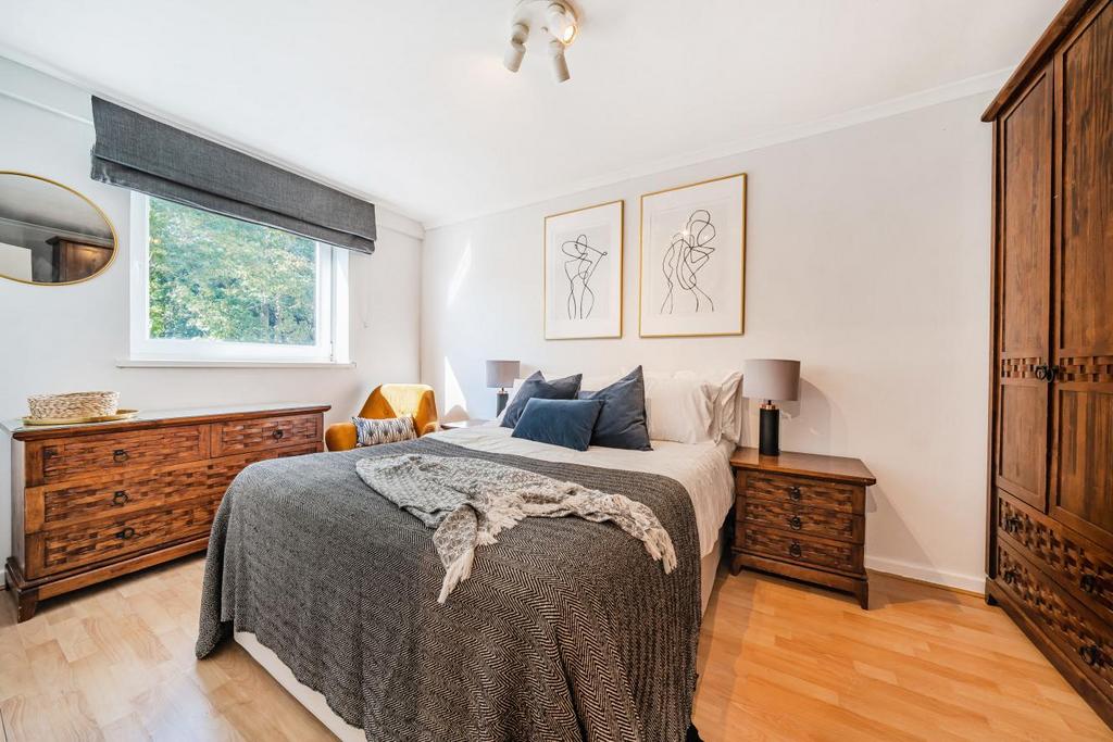 Lydney Close, Southfields 3 bed flat for sale - £475,000