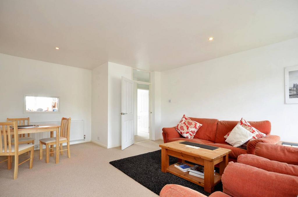Ockenden Close, Woking, GU22 2 bed flat - £1,525 pcm (£352 pw)