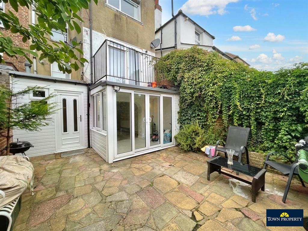 Willingdon Road, Eastbourne 1 bed flat - £139,950