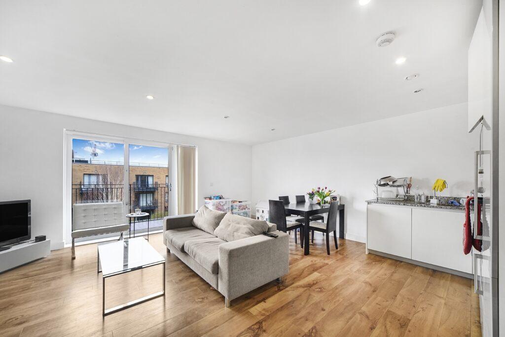 Dowding Drive London SE9 2 bed apartment - £1,850 pcm (£427 pw)