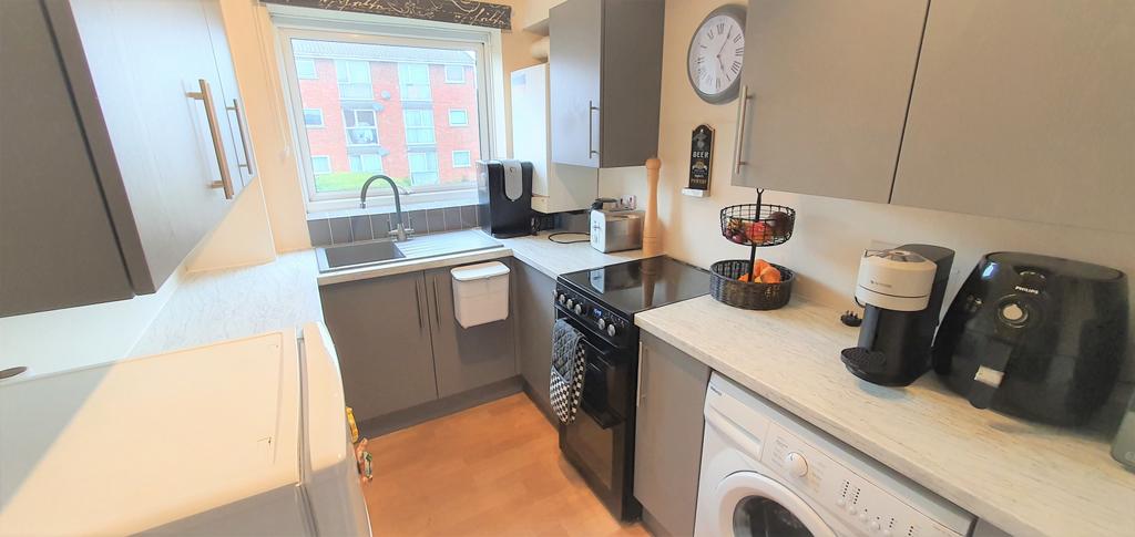 Shurland Avenue, East Barnet EN4 1 bed flat - £260,000