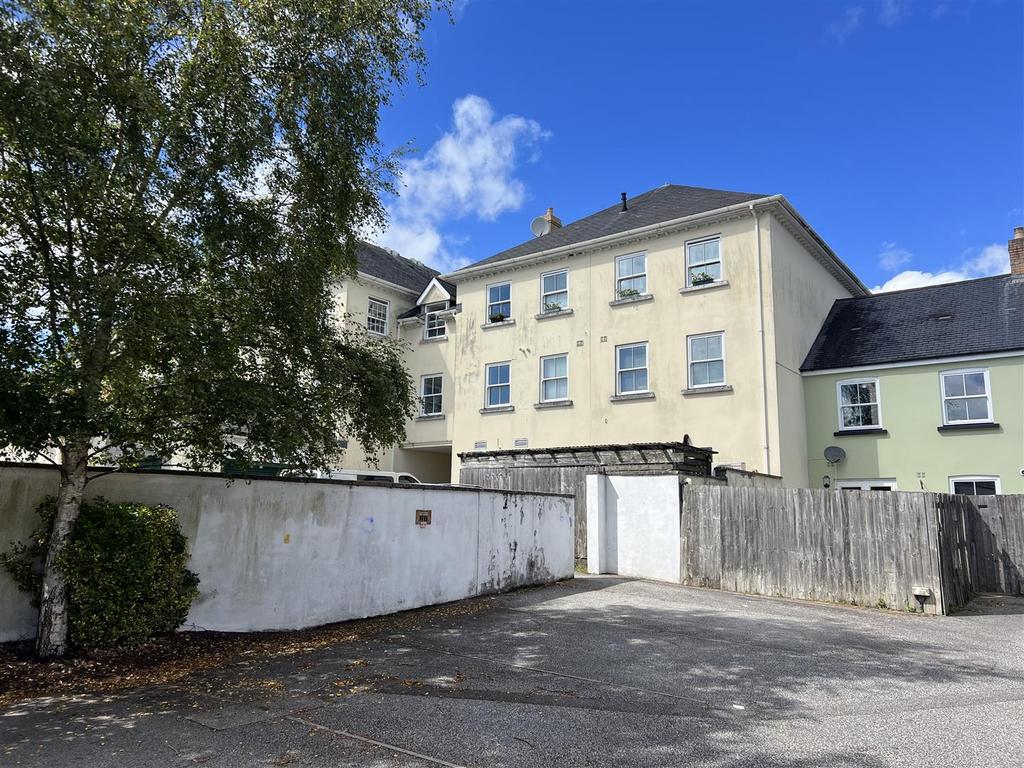 Polkyth Parade, St Austell 2 bed apartment - £115,000