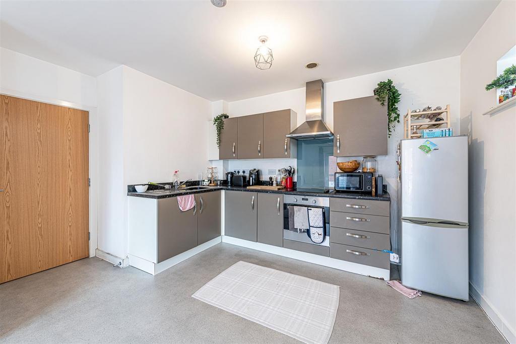 Orleans Court, Louisiana Drive... 2 bed apartment - £900 pcm (£208 pw)